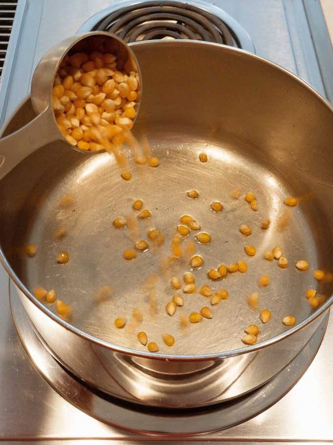 Mørk chokolade drysset karamel majs | Anne Marie