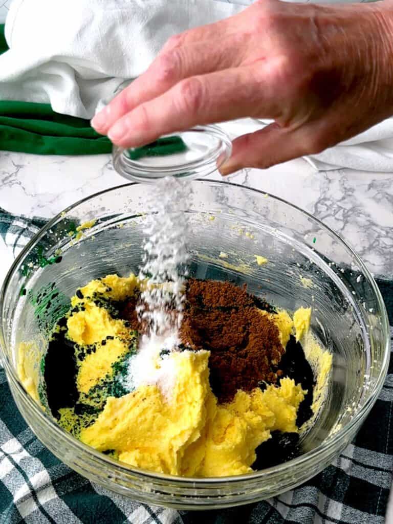 Mini-Green Velvet Bundtlets - Pudge Factor