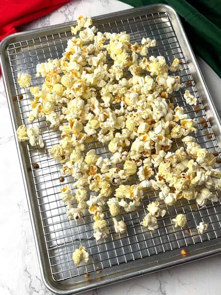 Red and Green Christmas Caramel Corn (A Festive Treat) - Pudge Factor