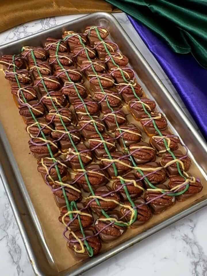 Easy Mardi Gras Pretzel Turtles - Pudge Factor